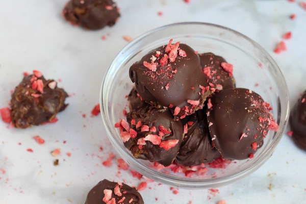 Crunchy chocolate strawberry truffles - The Fitnessista