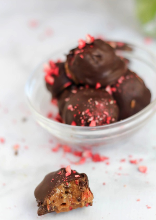 Crunchy chocolate strawberry truffles - The Fitnessista