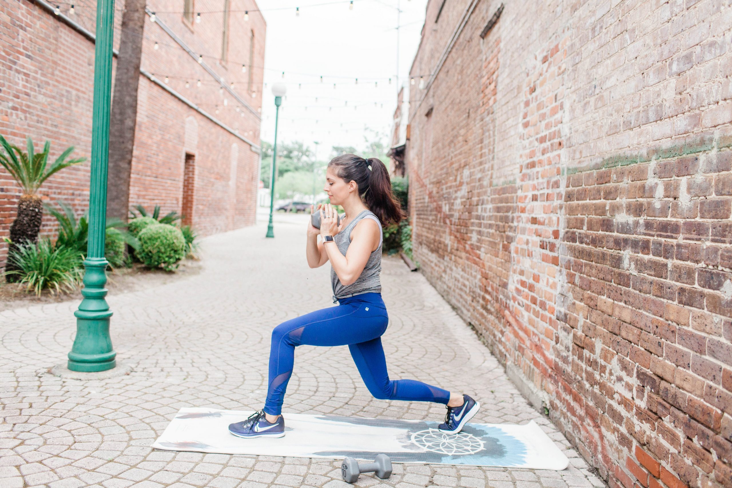 Reverse lunge with twist - The Fitnessista