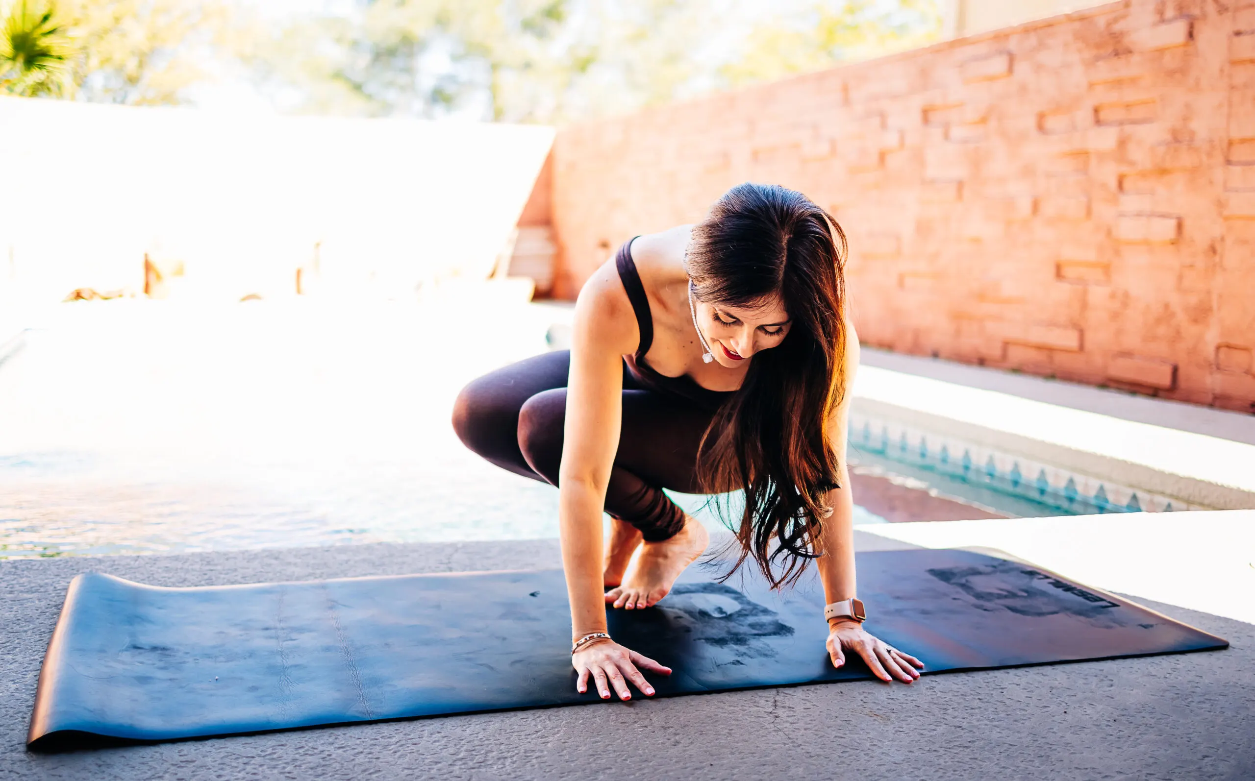 Side Crow Pose in Yoga – HealthyVox